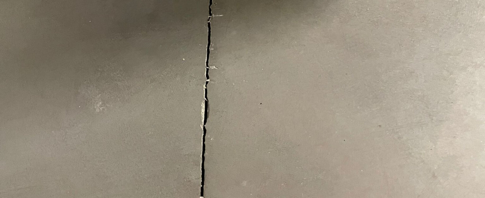 Scheuren in de betonvloer? Zo lost u het op